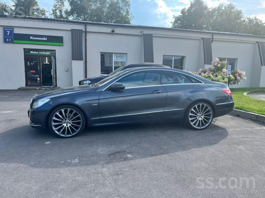 Grey Mercedes-Benz E 350 2009 in Riga, with an engine capacity of 3.00 L and mileage of 380 thousand km for 7800 €, photo 4 on AUTOMOTO.COM.LV