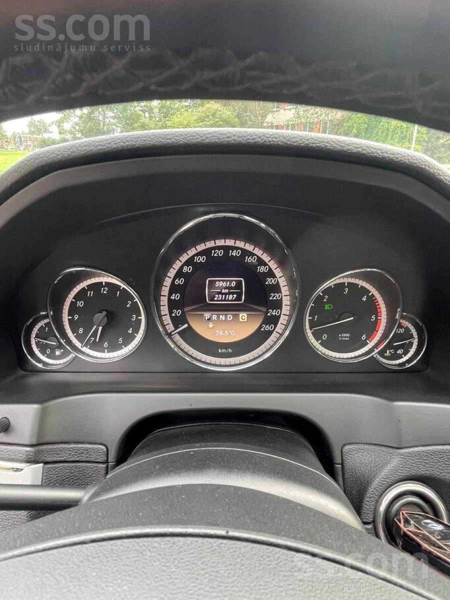 Pelēks Mercedes-Benz E 350 2010 Tukums, ar dzinēja tilpumu 3.00 L un nobraukumu 231 tūkst. km par 9500 €, foto 9 vietnē AUTOMOTO.COM.LV