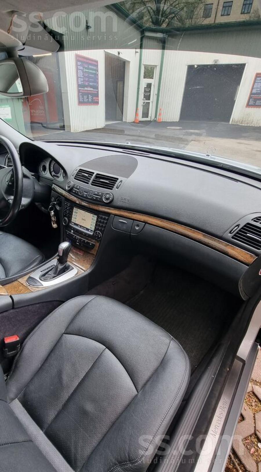 Pelēks Mercedes-Benz E 350 2005 Rīga, ar dzinēja tilpumu 3.50 L un nobraukumu 236 tūkst. km par 5200 €, foto 24 vietnē AUTOMOTO.COM.LV