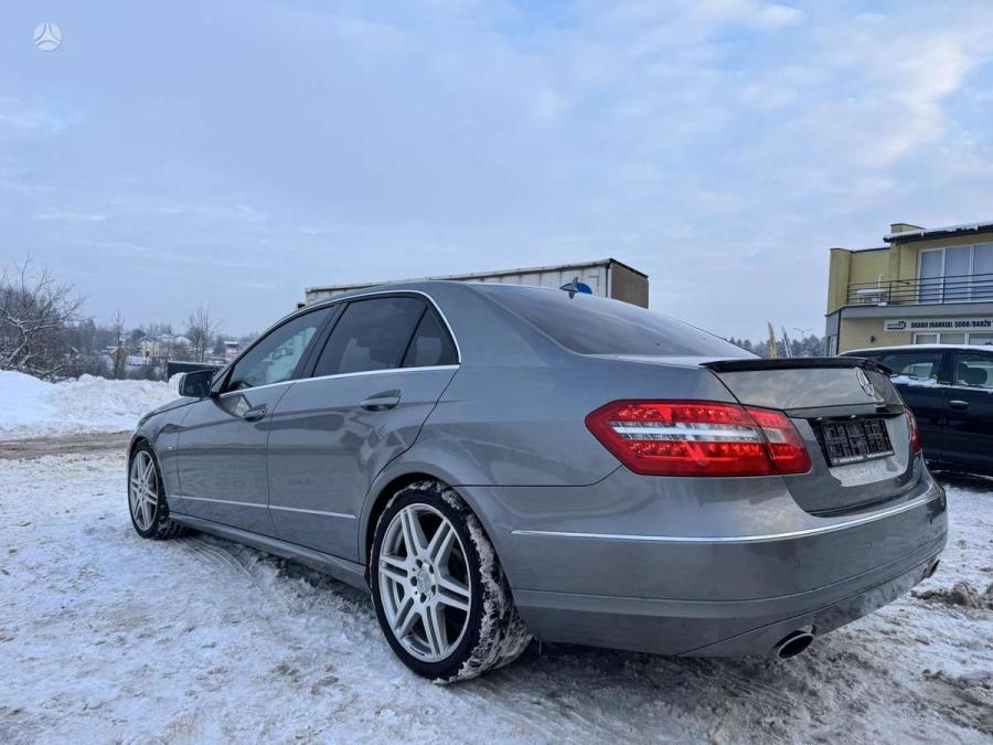 Grey Mercedes-Benz E 350 2009 in Utena, with an engine capacity of 2.99 L and mileage of 302 thousand km for 5850 €, photo 3 on AUTOMOTO.COM.LV