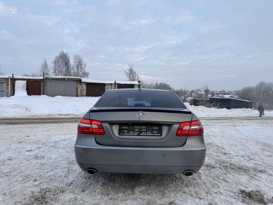 Grey Mercedes-Benz E 350 2009 in Utena, with an engine capacity of 2.99 L and mileage of 302 thousand km for 5850 €, photo 4 on AUTOMOTO.COM.LV