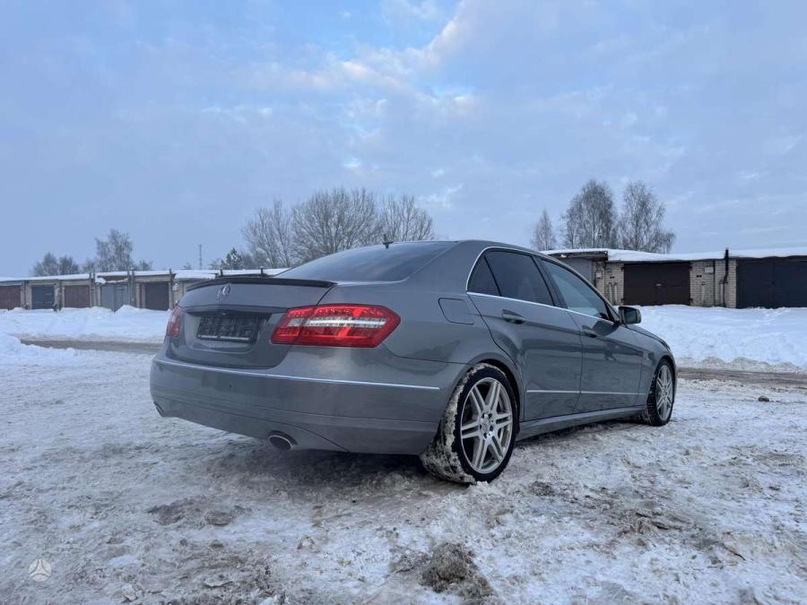 Grey Mercedes-Benz E 350 2009 in Utena, with an engine capacity of 2.99 L and mileage of 302 thousand km for 5850 €, photo 6 on AUTOMOTO.COM.LV