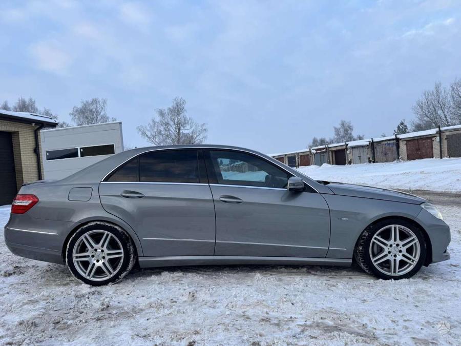 Grey Mercedes-Benz E 350 2009 in Utena, with an engine capacity of 2.99 L and mileage of 302 thousand km for 5850 €, photo 7 on AUTOMOTO.COM.LV