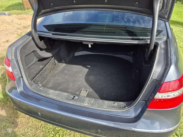 Grey Mercedes-Benz E 350 2009 in Vilnius, with an engine capacity of 2.99 L and mileage of 368 thousand km for 6800 €, photo 7 on AUTOMOTO.COM.LV