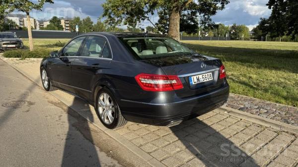 Pelēks Mercedes-Benz E 350 2012 Rīga, ar dzinēja tilpumu 3.00 L un nobraukumu 174 tūkst. km par 12800 €, foto 4 vietnē AUTOMOTO.COM.LV