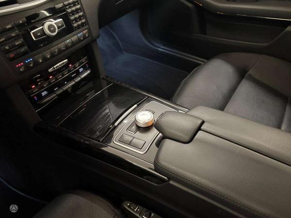 Grey Mercedes-Benz E 350 2012 in Marijampole, with an engine capacity of 3.50 L and mileage of 270 thousand km for 10450 €, photo 7 on AUTOMOTO.COM.LV