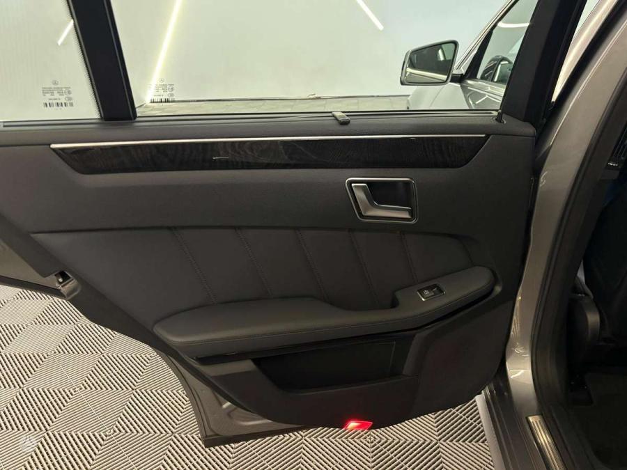 Pelēks Mercedes-Benz E 350 2012 Marijampole, ar dzinēja tilpumu 3.50 L un nobraukumu 270 tūkst. km par 10450 €, foto 12 vietnē AUTOMOTO.COM.LV