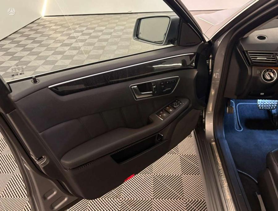 Pelēks Mercedes-Benz E 350 2012 Marijampole, ar dzinēja tilpumu 3.50 L un nobraukumu 270 tūkst. km par 10450 €, foto 19 vietnē AUTOMOTO.COM.LV
