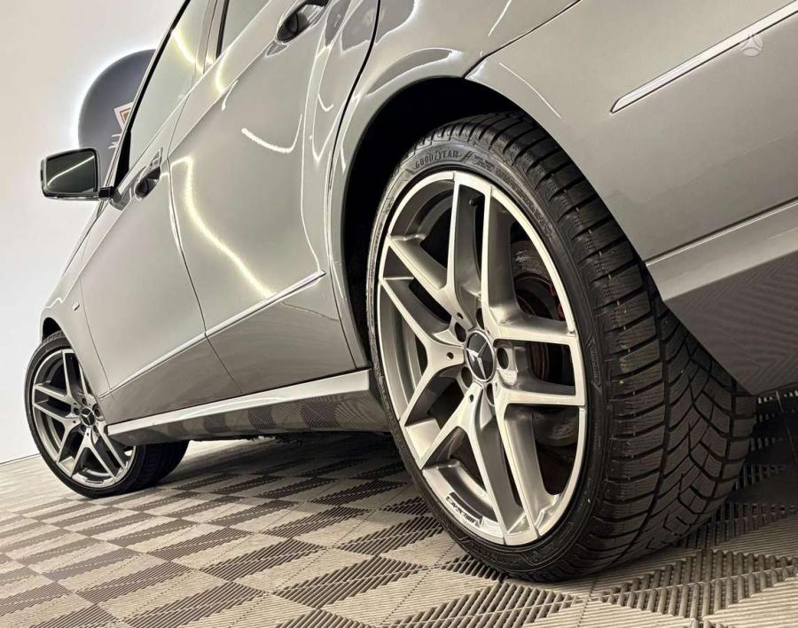 Pelēks Mercedes-Benz E 350 2012 Marijampole, ar dzinēja tilpumu 3.50 L un nobraukumu 270 tūkst. km par 10450 €, foto 38 vietnē AUTOMOTO.COM.LV