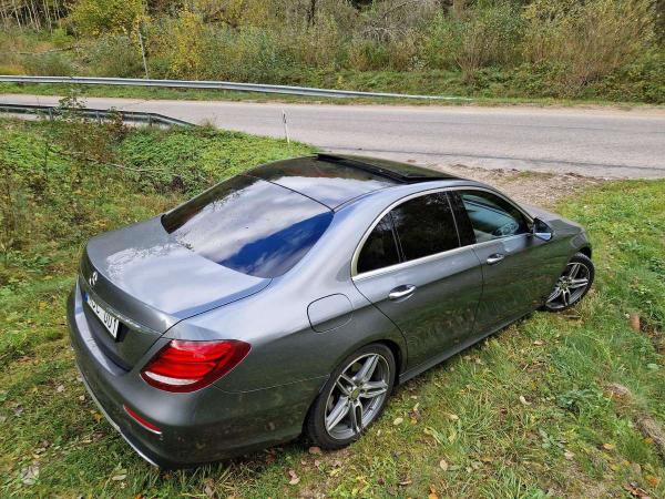 Grey Mercedes-Benz E 350 2017 in Vilnius, with an engine capacity of 2.99 L and mileage of 175 thousand km for 23998 €, photo 8 on AUTOMOTO.COM.LV