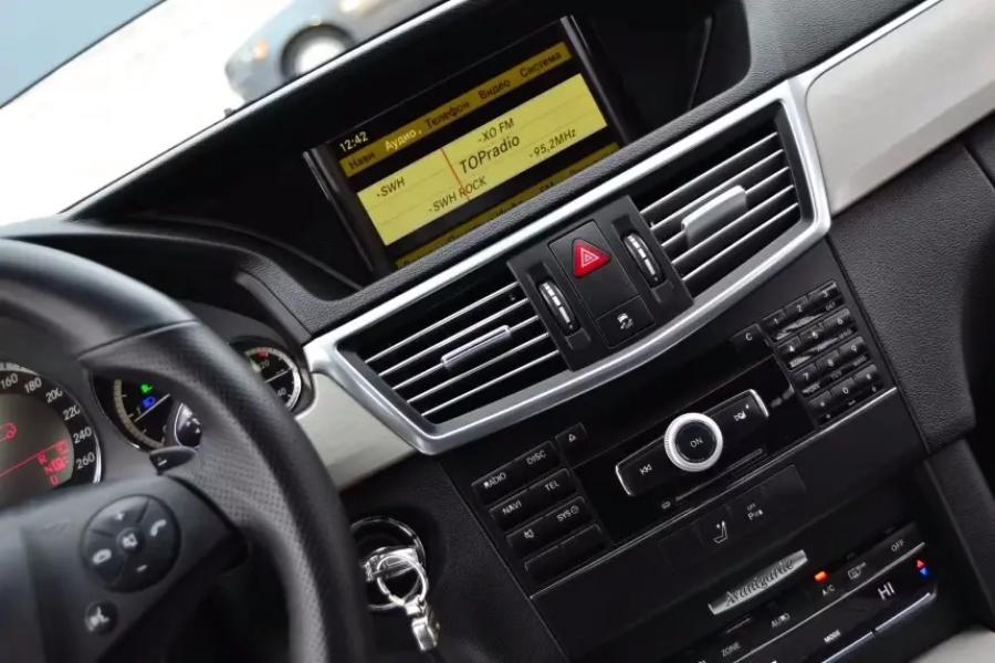 Grey Mercedes-Benz E 350 2009 in Jekabpils, with an engine capacity of 3.00 L and mileage of 291 thousand km for 9300 €, photo 13 on AUTOMOTO.COM.LV
