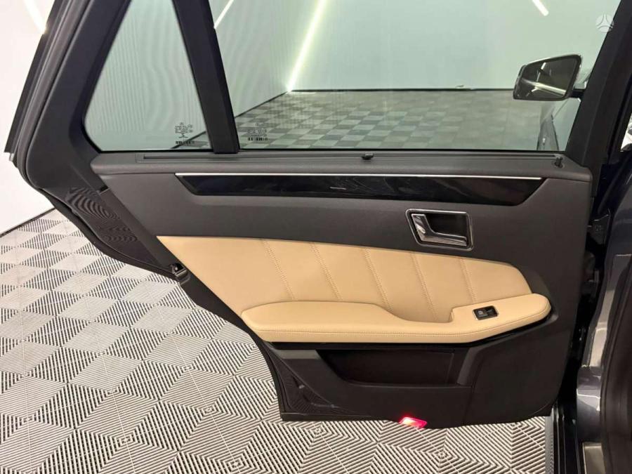 Grey Mercedes-Benz E 350 2010 in Marijampole, with an engine capacity of 2.99 L and mileage of 267 thousand km for 8999 €, photo 23 on AUTOMOTO.COM.LV