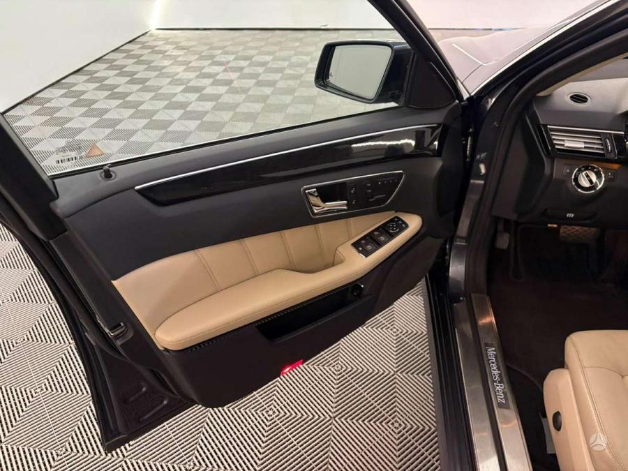 Grey Mercedes-Benz E 350 2010 in Marijampole, with an engine capacity of 2.99 L and mileage of 267 thousand km for 8999 €, photo 28 on AUTOMOTO.COM.LV