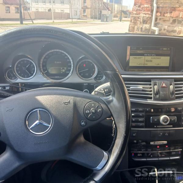 Grey Mercedes-Benz E 350 2011 in Ventspils, with an engine capacity of 3.00 L and mileage of 267 thousand km for 9250 €, photo 5 on AUTOMOTO.COM.LV