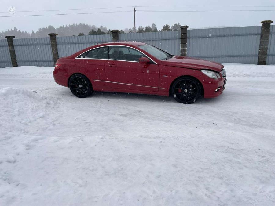 Red Mercedes-Benz E 350 2010 in Vilnius, with an engine capacity of 0.00 L and mileage of 161 thousand km for 3350 €, photo 2 on AUTOMOTO.COM.LV