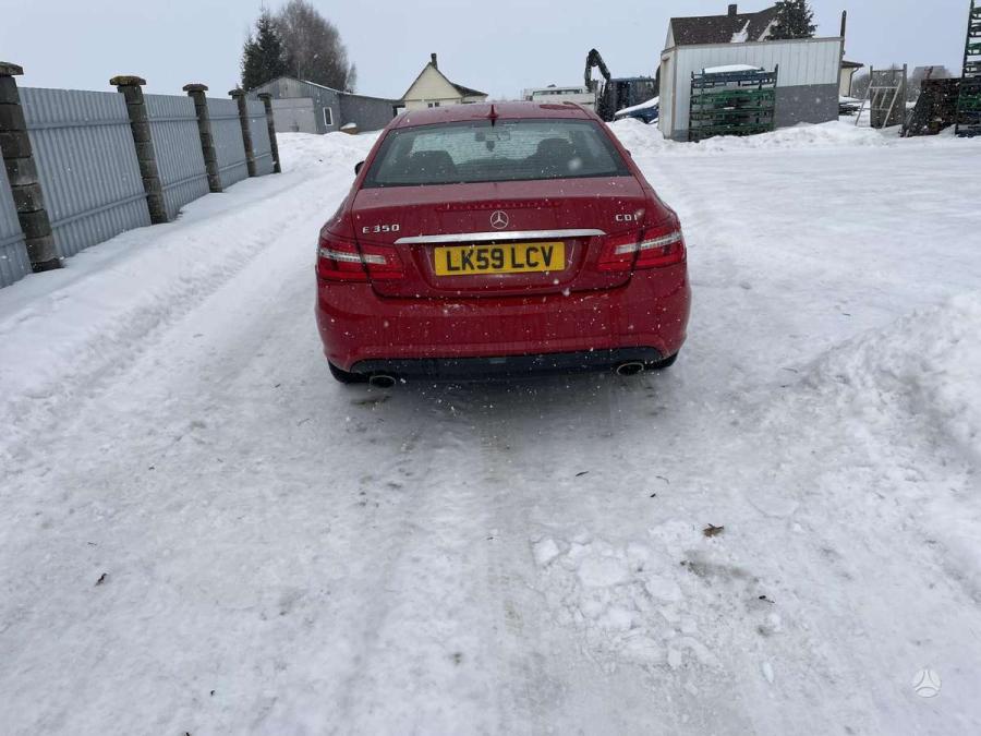 Red Mercedes-Benz E 350 2010 in Vilnius, with an engine capacity of 0.00 L and mileage of 161 thousand km for 3350 €, photo 3 on AUTOMOTO.COM.LV