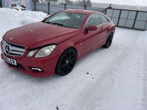 Red Mercedes-Benz E 350 2010 in Vilnius, with an engine capacity of 0.00 L and mileage of 161 thousand km for 3350 €, photo 4 on AUTOMOTO.COM.LV
