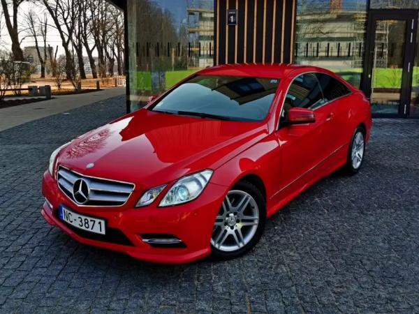 Красный Мерседес E 350 2012 в Рига, объемом двигателя 3.00 л и пробегом 254 тыс. км за 11000 €, фото 1 на AUTOMOTO.COM.LV
