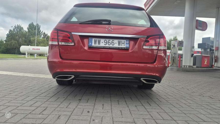Red Mercedes-Benz E 350 2016 in Taurage, with an engine capacity of 3.00 L and mileage of 310 thousand km for 10450 €, photo 8 on AUTOMOTO.COM.LV
