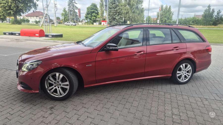 Red Mercedes-Benz E 350 2016 in Taurage, with an engine capacity of 3.00 L and mileage of 310 thousand km for 10450 €, photo 13 on AUTOMOTO.COM.LV