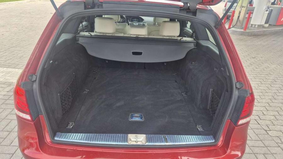 Red Mercedes-Benz E 350 2016 in Taurage, with an engine capacity of 3.00 L and mileage of 310 thousand km for 10450 €, photo 28 on AUTOMOTO.COM.LV