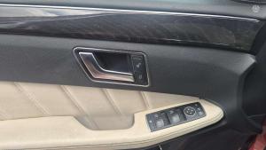 Red Mercedes-Benz E 350 2016 in Taurage, with an engine capacity of 3.00 L and mileage of 310 thousand km for 10450 €, photo 32 on AUTOMOTO.COM.LV