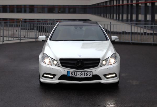 White Mercedes-Benz E 350 2009 in Riga, with an engine capacity of 3.50 L and mileage of 286 thousand km for 8280 €, photo 7 on AUTOMOTO.COM.LV
