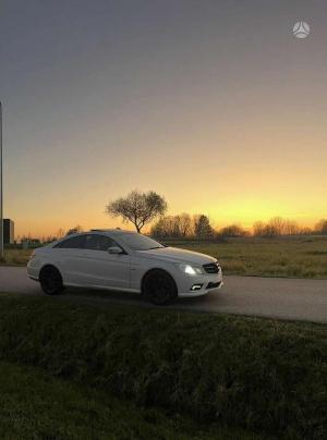 White Mercedes-Benz E 350 2009 in Kaunas, with an engine capacity of 2.99 L and mileage of 340 thousand km for 12000 €, photo 2 on AUTOMOTO.COM.LV