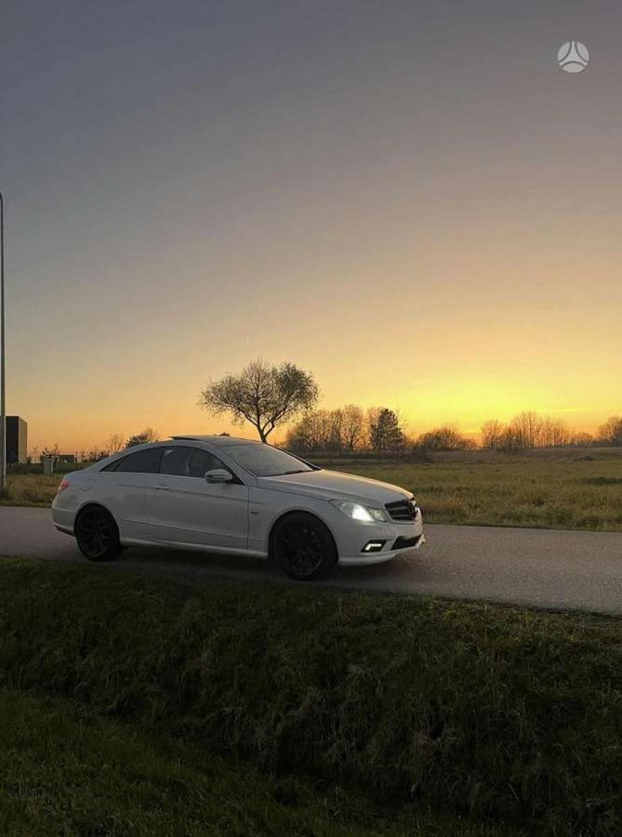 White Mercedes-Benz E 350 2009 in Kaunas, with an engine capacity of 2.99 L and mileage of 340 thousand km for 12000 €, photo 2 on AUTOMOTO.COM.LV