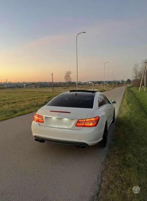 White Mercedes-Benz E 350 2009 in Kaunas, with an engine capacity of 2.99 L and mileage of 340 thousand km for 12000 €, photo 3 on AUTOMOTO.COM.LV