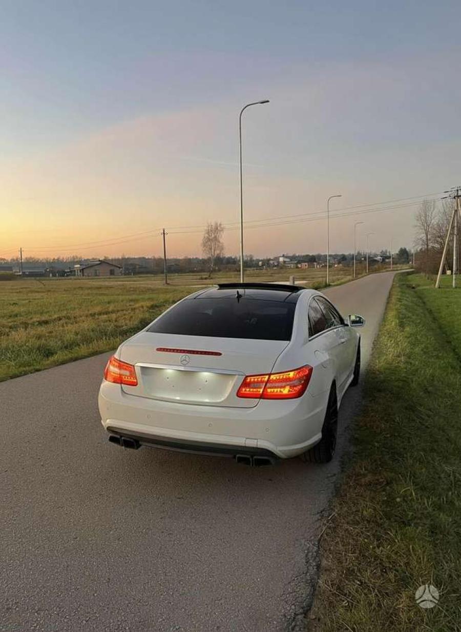 White Mercedes-Benz E 350 2009 in Kaunas, with an engine capacity of 2.99 L and mileage of 340 thousand km for 12000 €, photo 3 on AUTOMOTO.COM.LV
