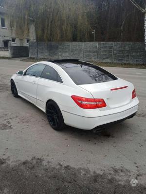 White Mercedes-Benz E 350 2009 in Kaunas, with an engine capacity of 2.99 L and mileage of 340 thousand km for 12000 €, photo 5 on AUTOMOTO.COM.LV