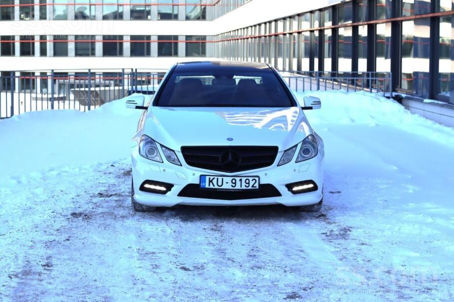 White Mercedes-Benz E 350 2009 in Riga, with an engine capacity of 3.00 L and mileage of 286 thousand km for 8880 €, photo 2 on AUTOMOTO.COM.LV
