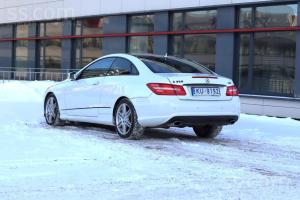 White Mercedes-Benz E 350 2009 in Riga, with an engine capacity of 3.00 L and mileage of 286 thousand km for 8880 €, photo 4 on AUTOMOTO.COM.LV