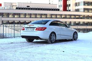 White Mercedes-Benz E 350 2009 in Riga, with an engine capacity of 3.00 L and mileage of 286 thousand km for 8880 €, photo 6 on AUTOMOTO.COM.LV