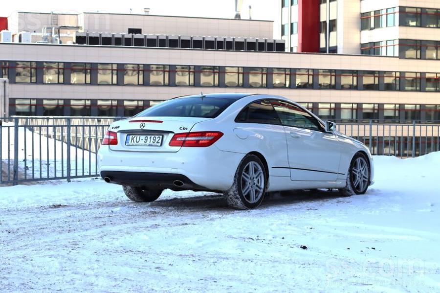White Mercedes-Benz E 350 2009 in Riga, with an engine capacity of 3.00 L and mileage of 286 thousand km for 8880 €, photo 6 on AUTOMOTO.COM.LV