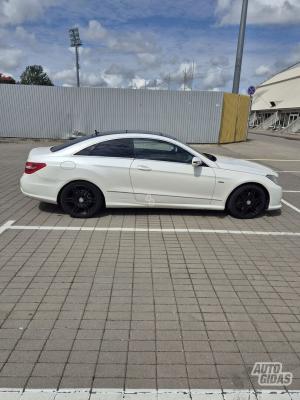 White Mercedes-Benz E 350 2009 in Marijampole, with an engine capacity of 3.00 L and mileage of 411 thousand km for 7000 €, photo 5 on AUTOMOTO.COM.LV