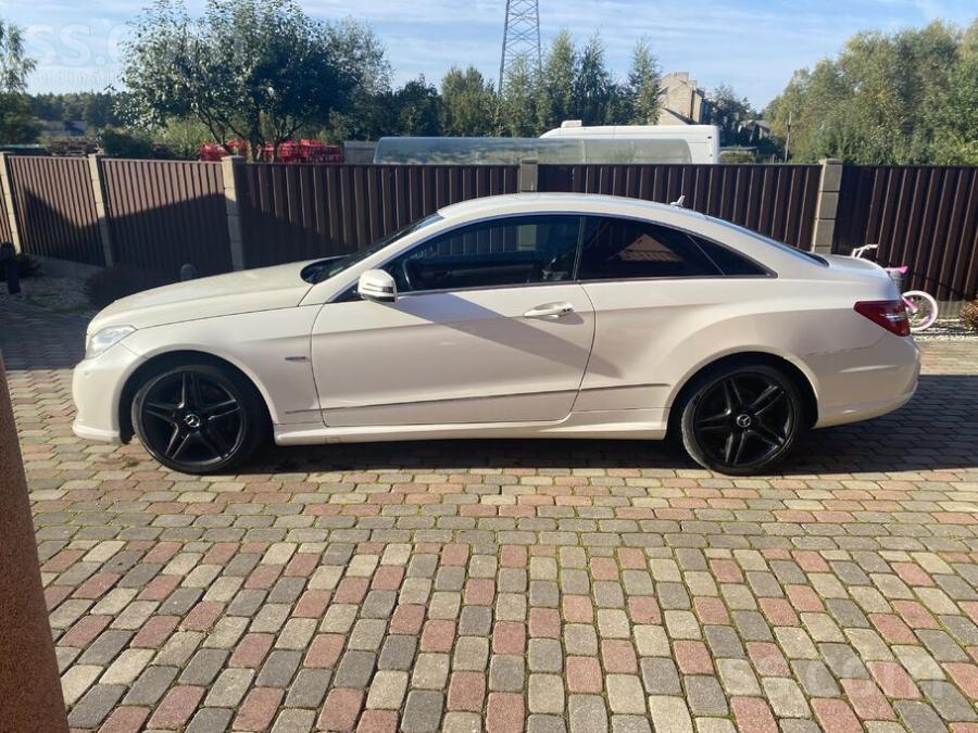 White Mercedes-Benz E 350 2010 in Riga, with an engine capacity of 3.00 L and mileage of 270 thousand km for 9000 €, photo 2 on AUTOMOTO.COM.LV