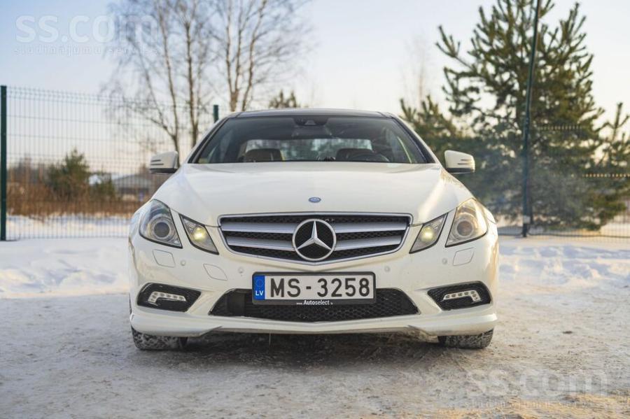 White Mercedes-Benz E 350 2010 in Riga, with an engine capacity of 3.00 L and mileage of 336 thousand km for 8690 €, photo 2 on AUTOMOTO.COM.LV