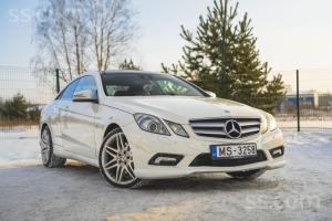 White Mercedes-Benz E 350 2010 in Riga, with an engine capacity of 3.00 L and mileage of 336 thousand km for 8690 €, photo 3 on AUTOMOTO.COM.LV