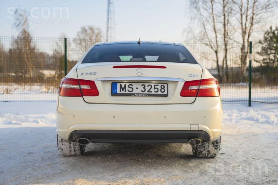 White Mercedes-Benz E 350 2010 in Riga, with an engine capacity of 3.00 L and mileage of 336 thousand km for 8690 €, photo 5 on AUTOMOTO.COM.LV