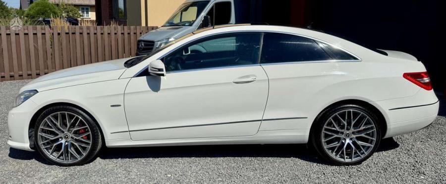 White Mercedes-Benz E 350 2010 in Marijampole, with an engine capacity of 2.99 L and mileage of 287 thousand km for 8500 €, photo 8 on AUTOMOTO.COM.LV