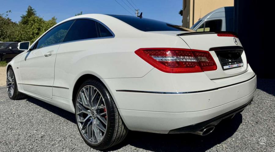 White Mercedes-Benz E 350 2010 in Marijampole, with an engine capacity of 2.99 L and mileage of 287 thousand km for 8500 €, photo 13 on AUTOMOTO.COM.LV