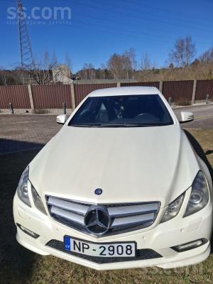 White Mercedes-Benz E 350 2010 in Riga, with an engine capacity of 3.00 L and mileage of 290 thousand km for 4750 €, photo 3 on AUTOMOTO.COM.LV