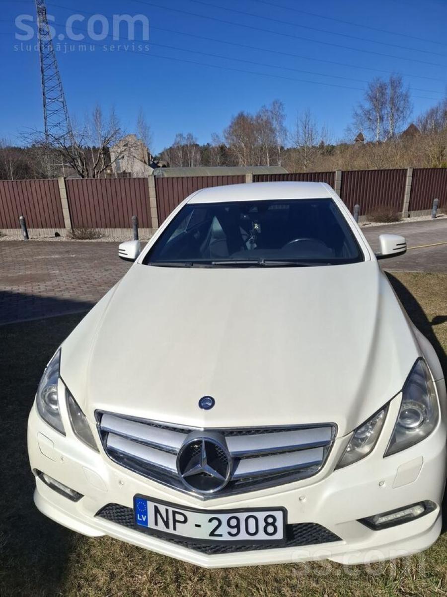 White Mercedes-Benz E 350 2010 in Riga, with an engine capacity of 3.00 L and mileage of 290 thousand km for 4750 €, photo 3 on AUTOMOTO.COM.LV