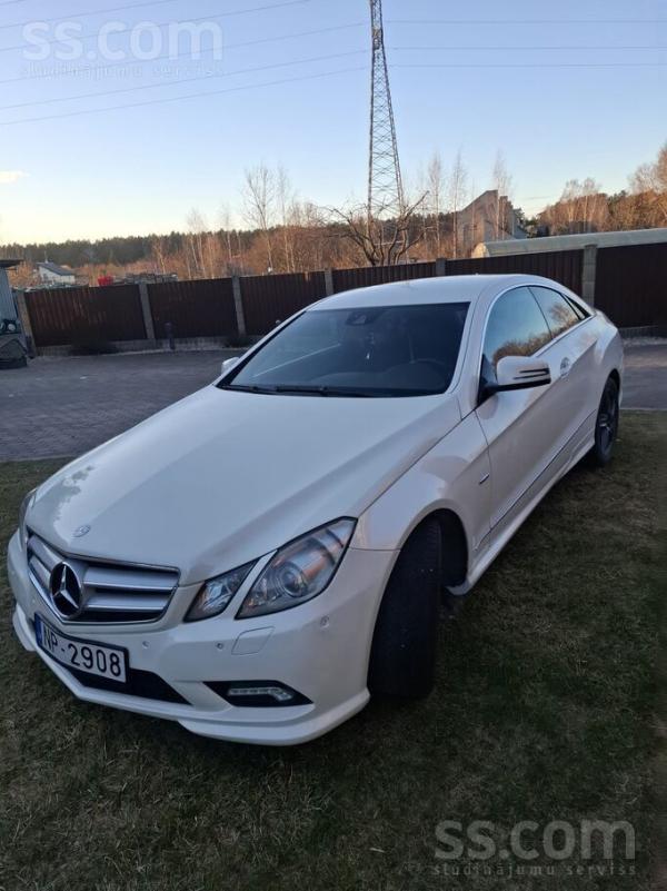 White Mercedes-Benz E 350 2010 in Riga, with an engine capacity of 3.00 L and mileage of 290 thousand km for 4750 €, photo 4 on AUTOMOTO.COM.LV