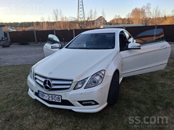 White Mercedes-Benz E 350 2010 in Riga, with an engine capacity of 3.00 L and mileage of 290 thousand km for 4750 €, photo 5 on AUTOMOTO.COM.LV