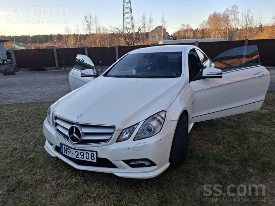 White Mercedes-Benz E 350 2010 in Riga, with an engine capacity of 3.00 L and mileage of 290 thousand km for 4750 €, photo 5 on AUTOMOTO.COM.LV