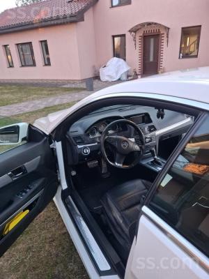 White Mercedes-Benz E 350 2010 in Riga, with an engine capacity of 3.00 L and mileage of 290 thousand km for 4750 €, photo 6 on AUTOMOTO.COM.LV