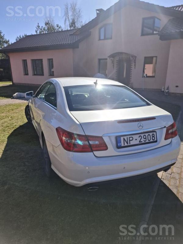 White Mercedes-Benz E 350 2010 in Riga, with an engine capacity of 3.00 L and mileage of 290 thousand km for 4750 €, photo 7 on AUTOMOTO.COM.LV